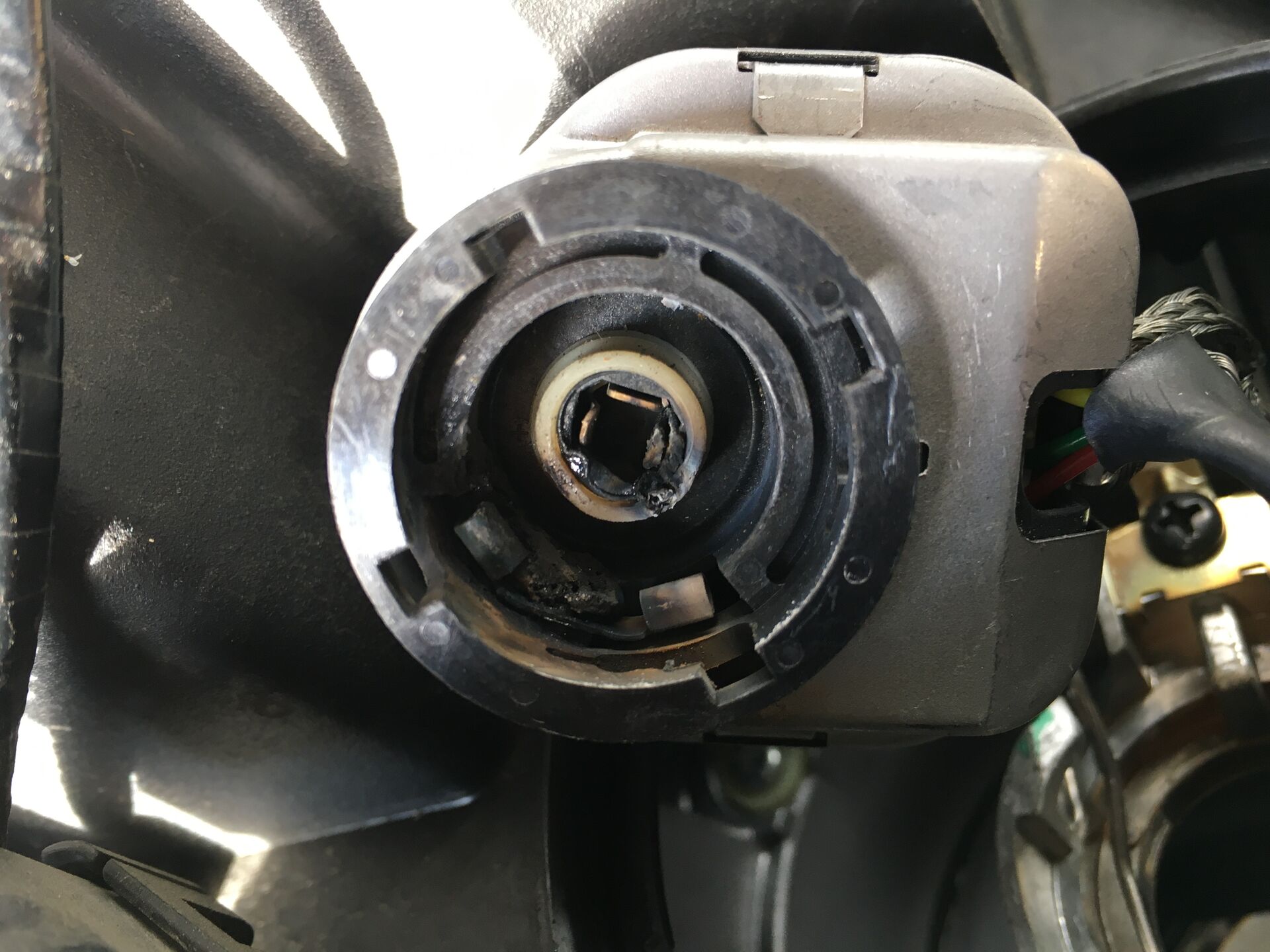 ミツビシ デリカD5 純正HIDバラスト交換 | ミツビシ | 松本市で自動車整備を行いながらブログも運営しておりますのでご覧ください